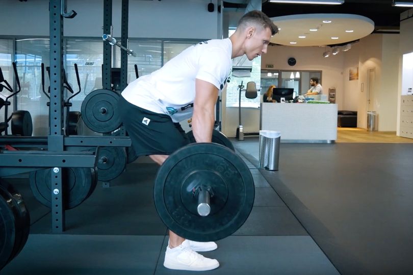 Chcete velká a široká záda? Cvičte přítahy velké činky v předklonu | Aktin