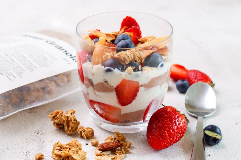 Nepečený tvarohový dezert s ovocím do pohára | Aktin recepty